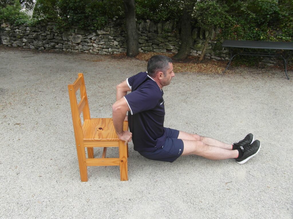 16 exercices avec chaise pour une séance complète