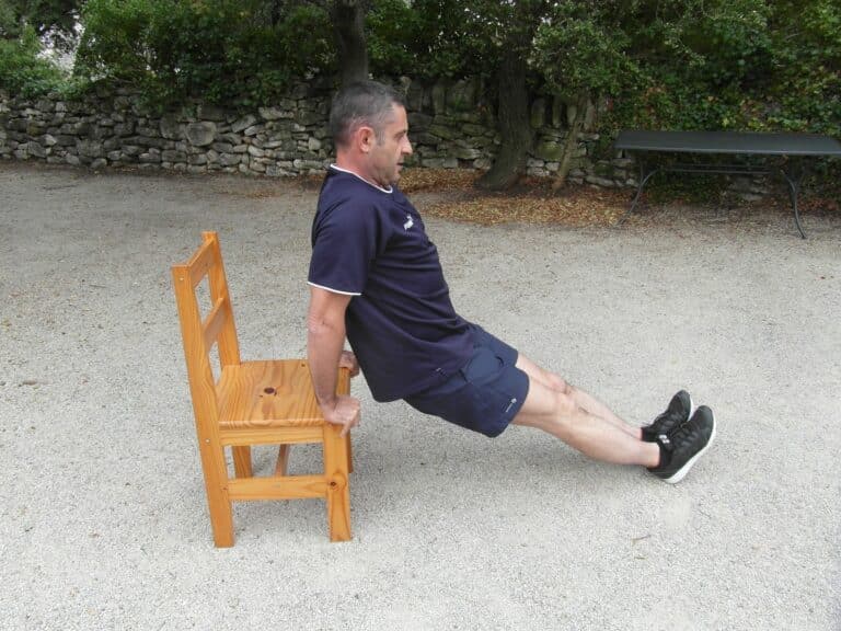 16 exercices avec chaise pour une séance complète