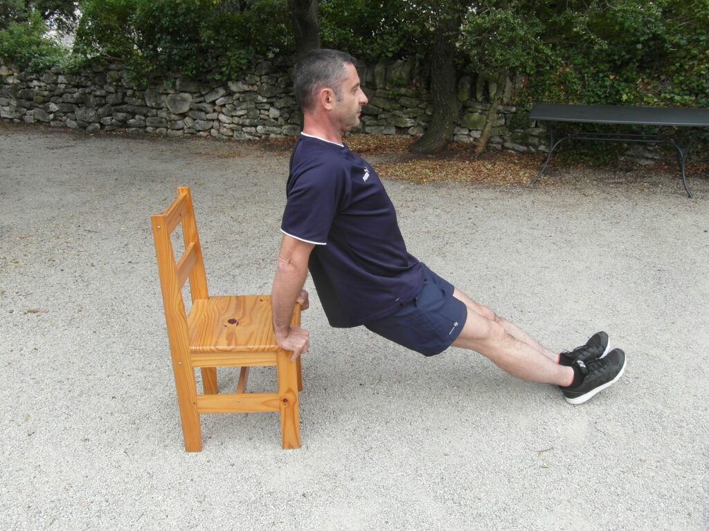 16 exercices avec chaise pour une séance complète